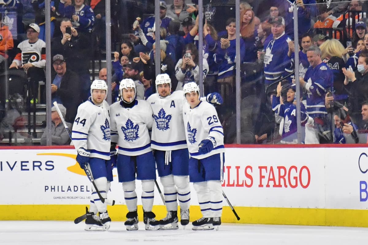 Maple Leafs score a touchdown as they cruise past the Flyers 6-2